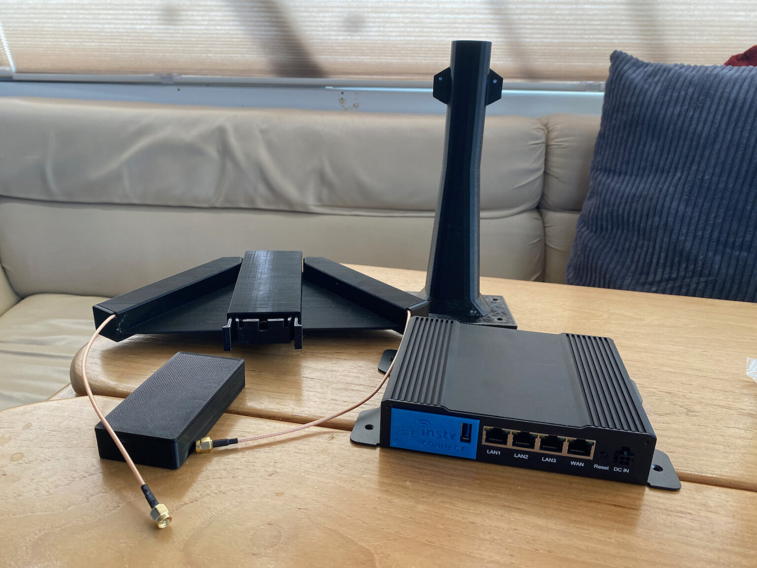 Insty Connect Explorer 5G20 - 5G Modem on the Roof, Router Inside ...